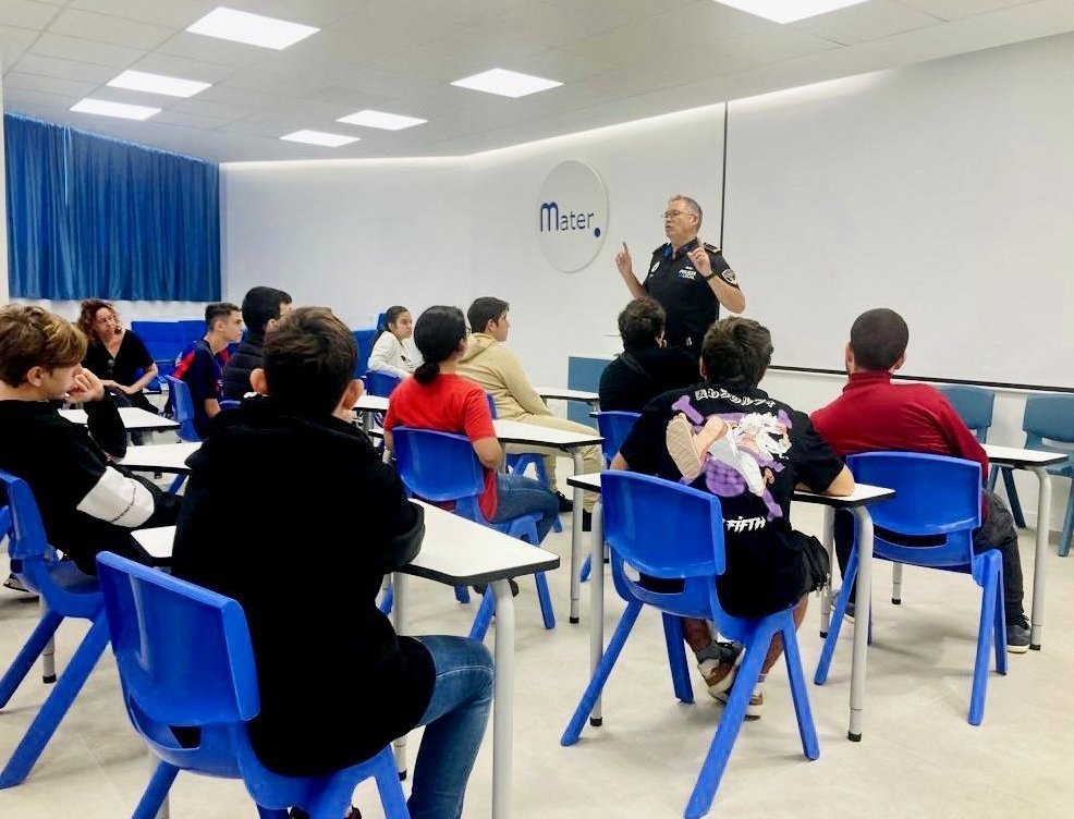 El alumnado del Centro de Educación Especial aprende a utilizar ...