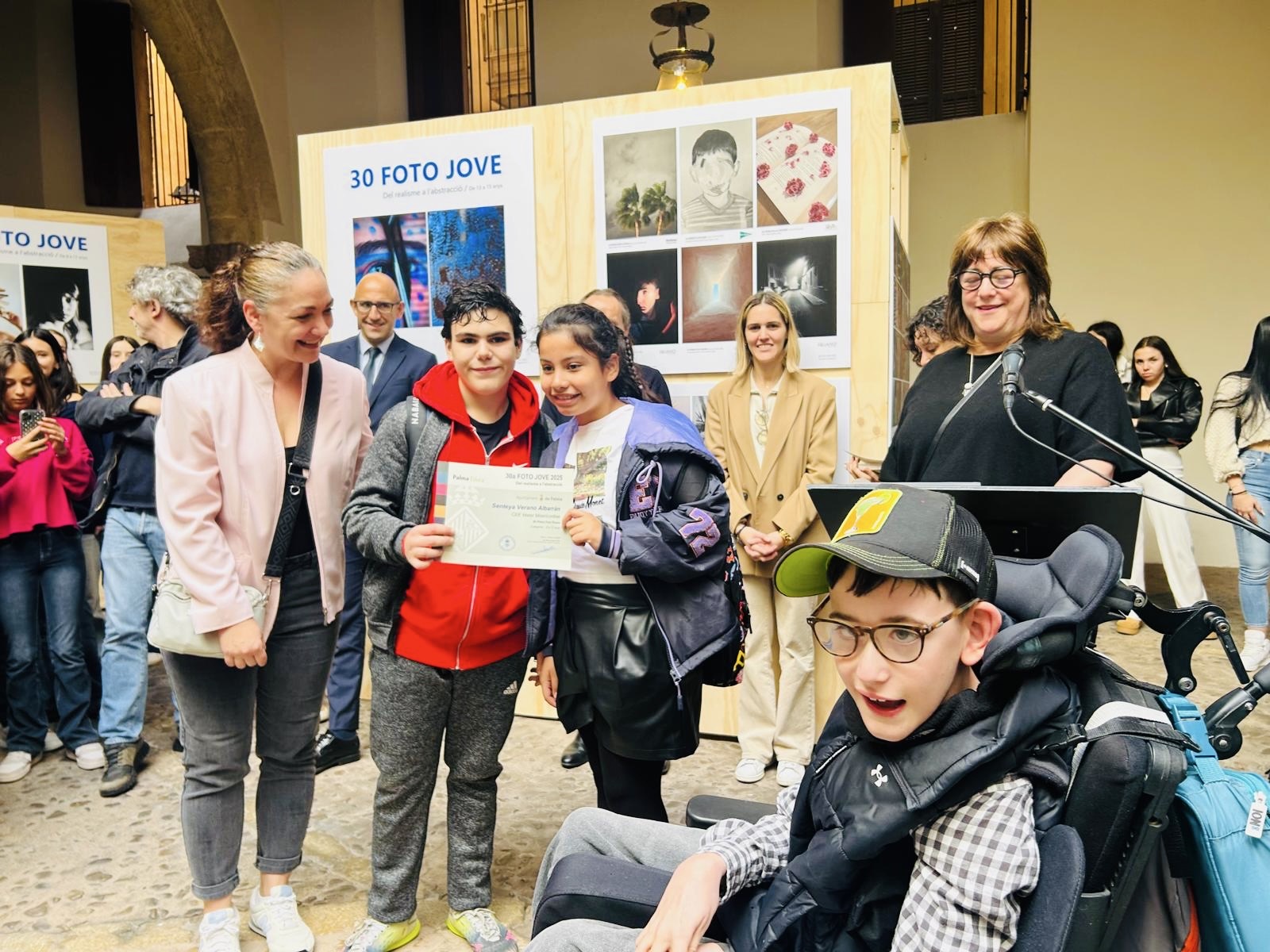 Premi per a l'alumna Senteya Valero al concurs Foto Jove 2025 ...